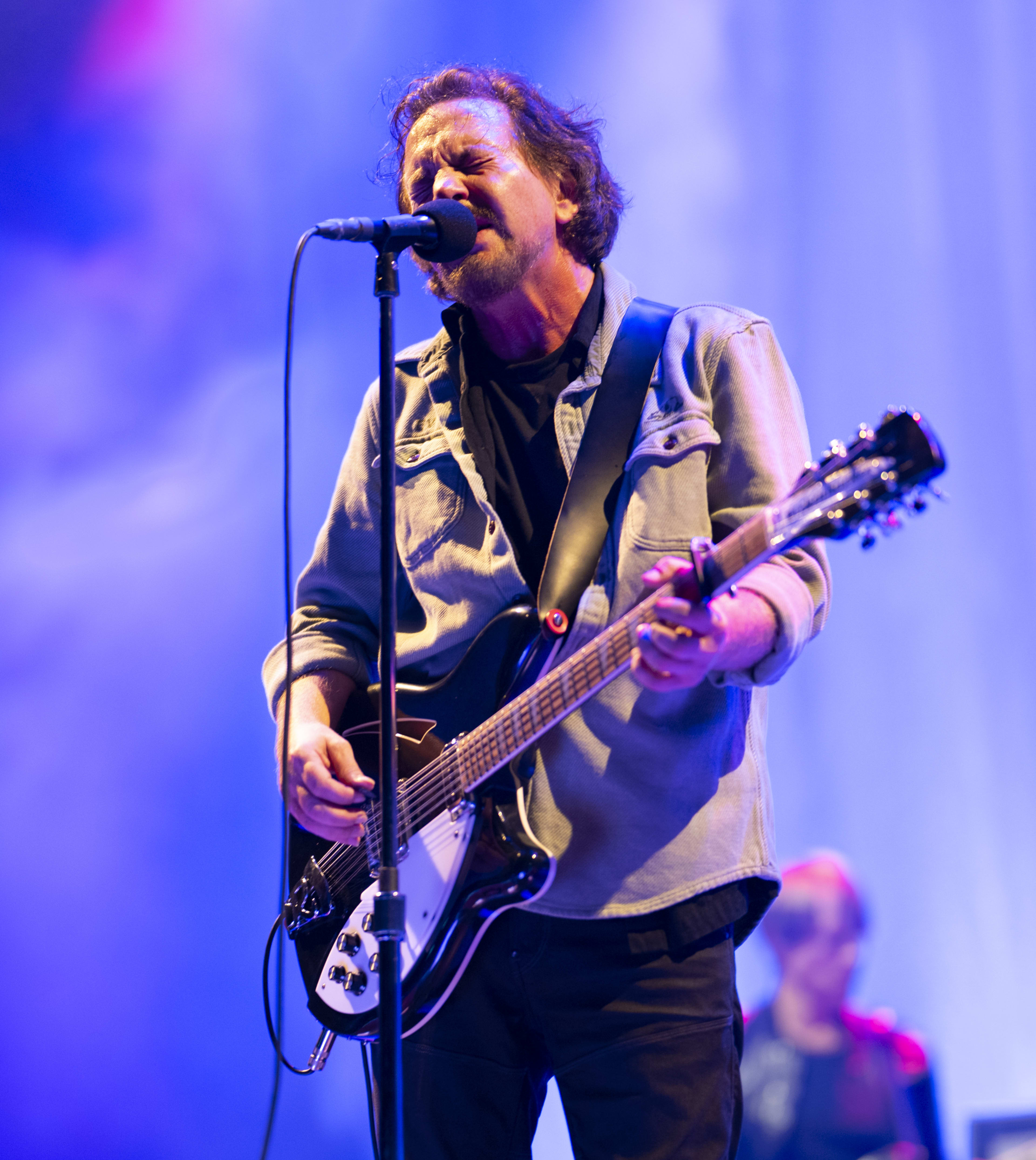 Kelly Slater, Eddie Vedder and the Story Behind a Waimea Bay Moment